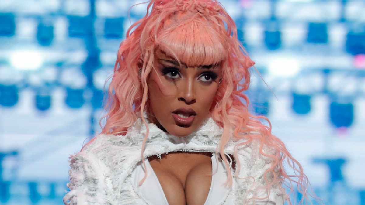 Doja Cat Gives Recovery Update After Breast Reduction Liposuction doja-cat-gives-recovery-update-after-breast-reduction-liposuction